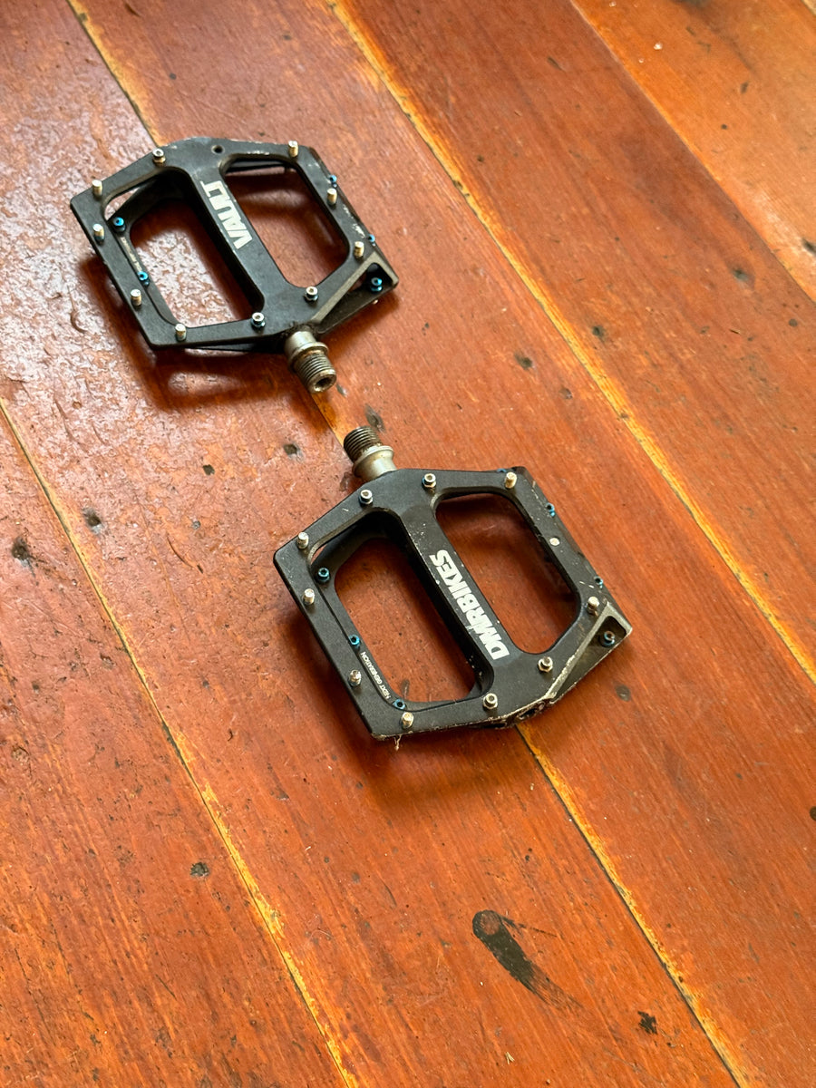 DMR Vault Metal Pedals Black RRP £120 – CustomBMX.co.uk
